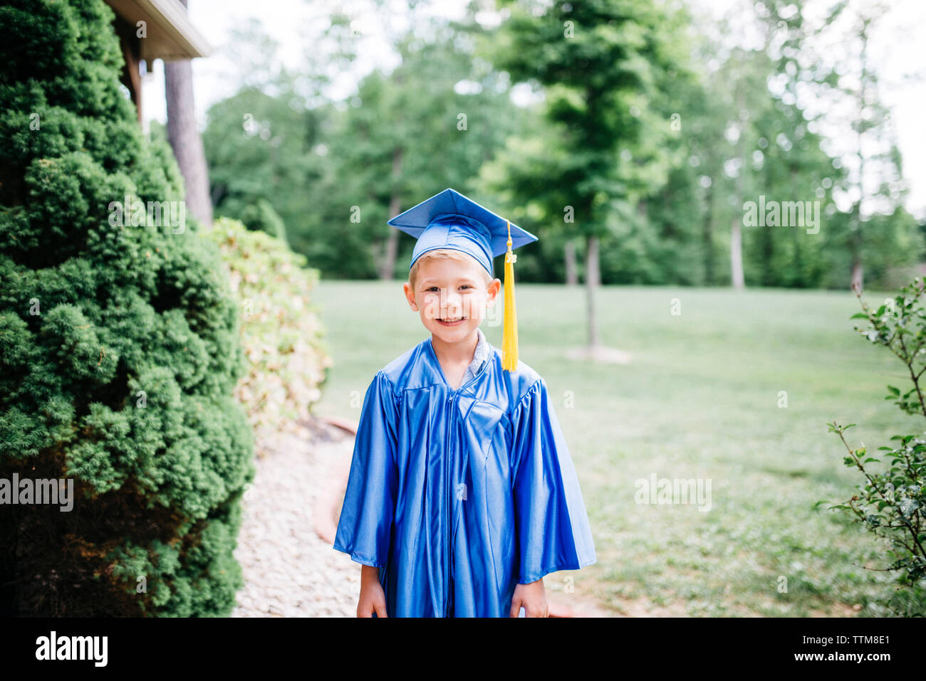 Green graduation gown hi-res stock photography and images - Alamy