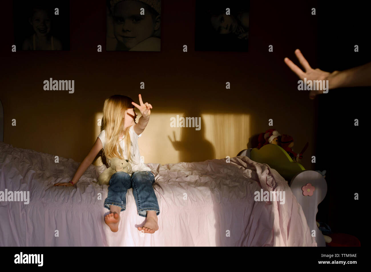 Peace sign girl hi-res stock photography and images - Alamy