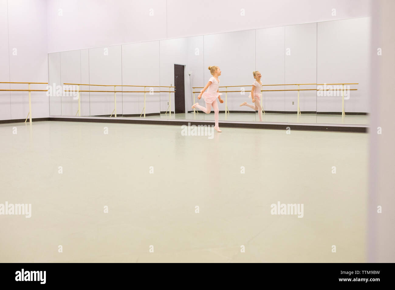 Ballet mirror hi-res stock photography and images - Alamy