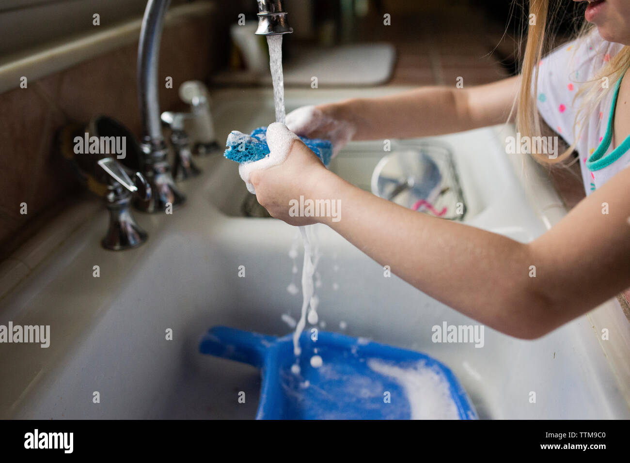 Girl washing dishes hi-res stock photography and images - Alamy