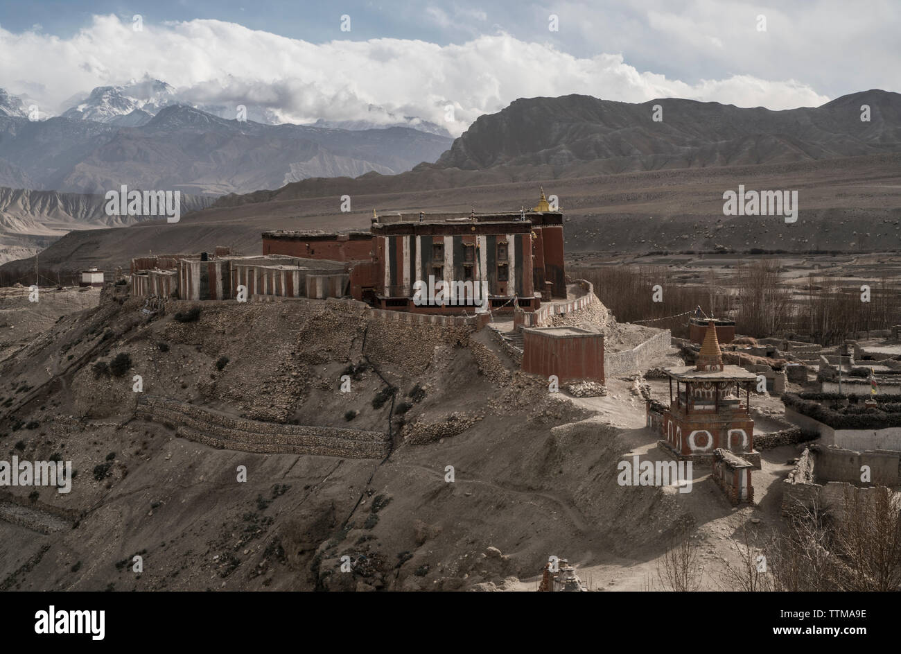 Mountains buildings sky architecture hi-res stock photography and ...