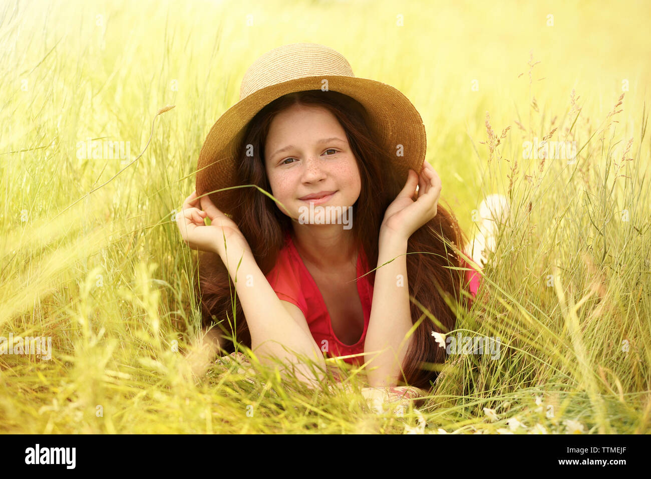 Girl laying in field flowers hi-res stock photography and images - Alamy