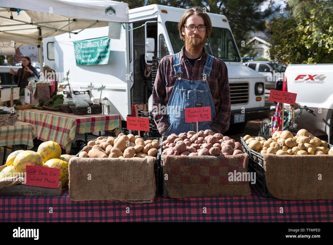 USA, Oregon, Ashland, Black Dog Farm farmer Tyler sells his produce at ...