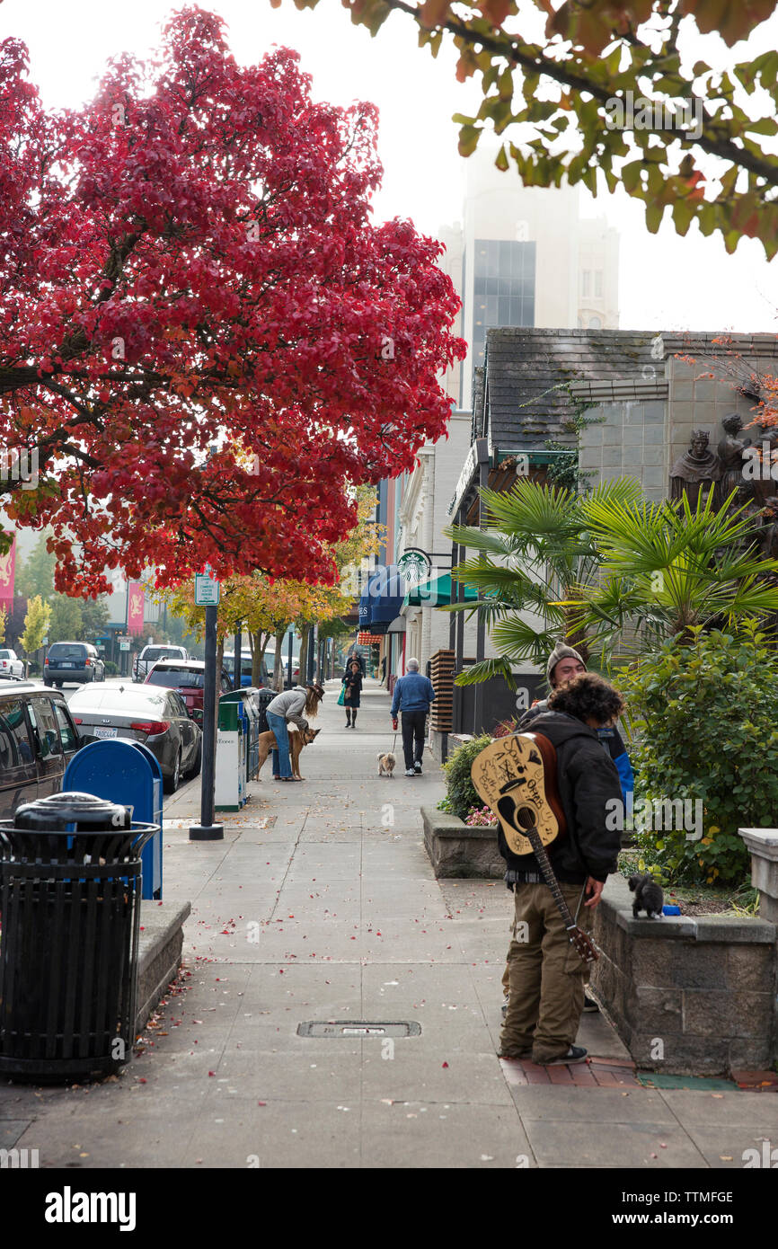 USA, Oregon, Ashland, street scene in downtown Ashland on East Main ...
