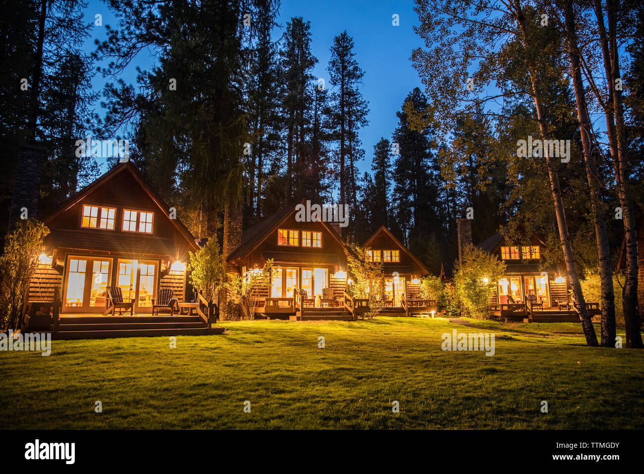 USA, Oregon, Camp Sherman, Metolius River Resort, Evening light cabins ...