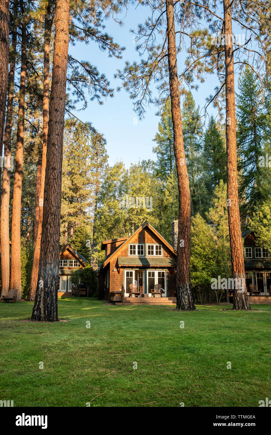 USA, Oregon, Camp Sherman, Metolius River Resort, Morning Light cabins ...
