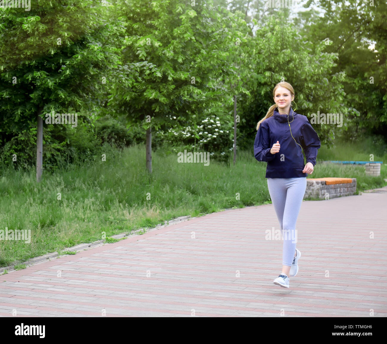 Girl jogging earphones listening hi-res stock photography and images ...