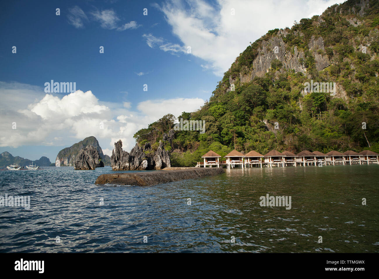 PHILIPPINES, Palawan, El Nido, Lagen Island, view of surrounding rock ...
