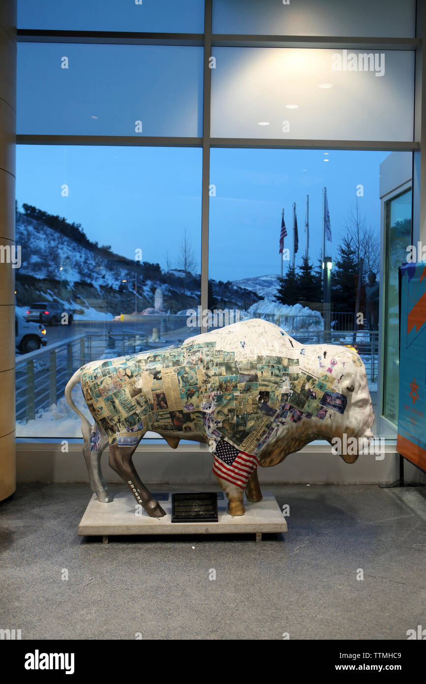 American bison statue hi-res stock photography and images - Alamy