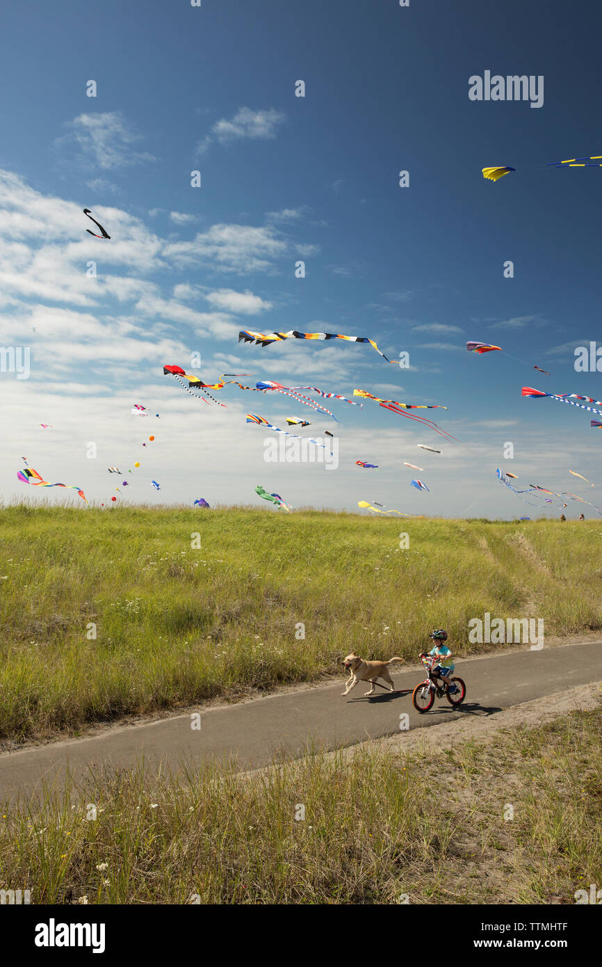 Children kites bikes hi-res stock photography and images - Alamy