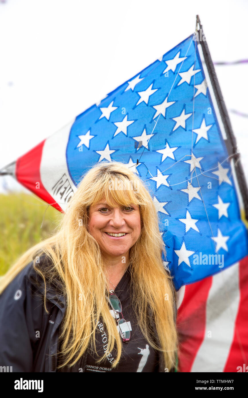 USA, Washington State, Long Beach Peninsula, portrait of kite flyer Amy ...