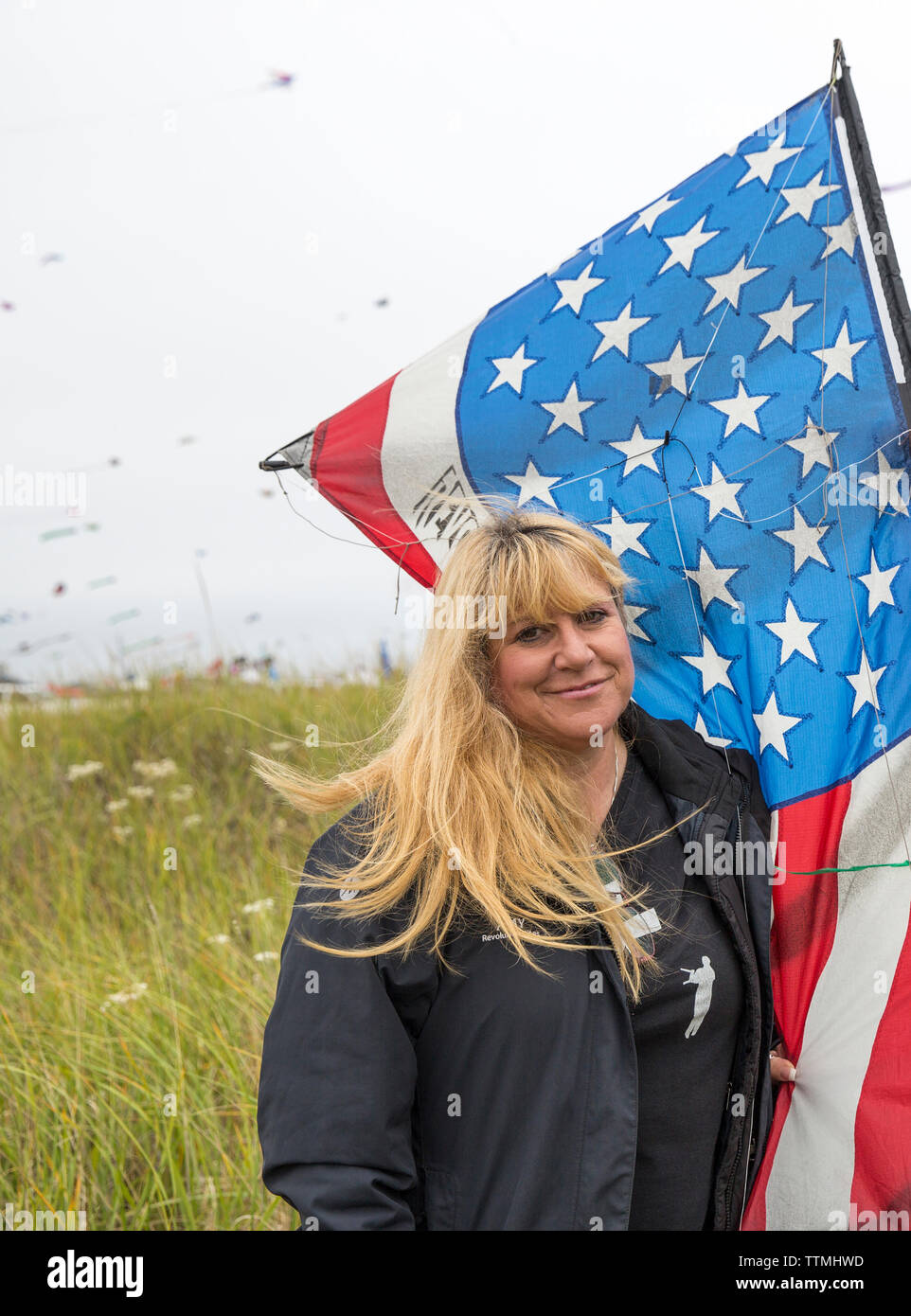 USA, Washington State, Long Beach Peninsula, portrait of kite flyer Amy ...
