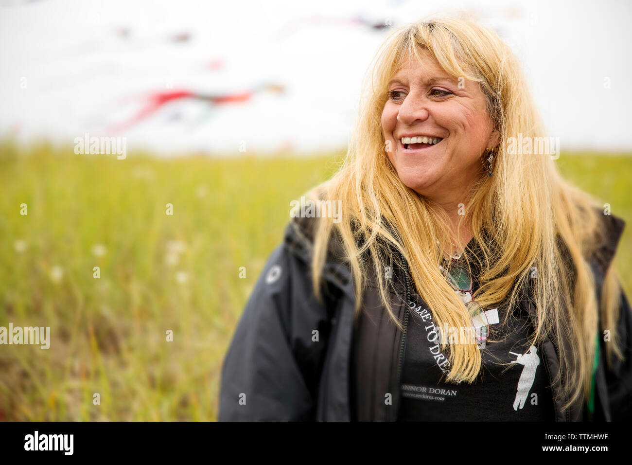 USA, Washington State, Long Beach Peninsula, portrait of kite flyer Amy ...