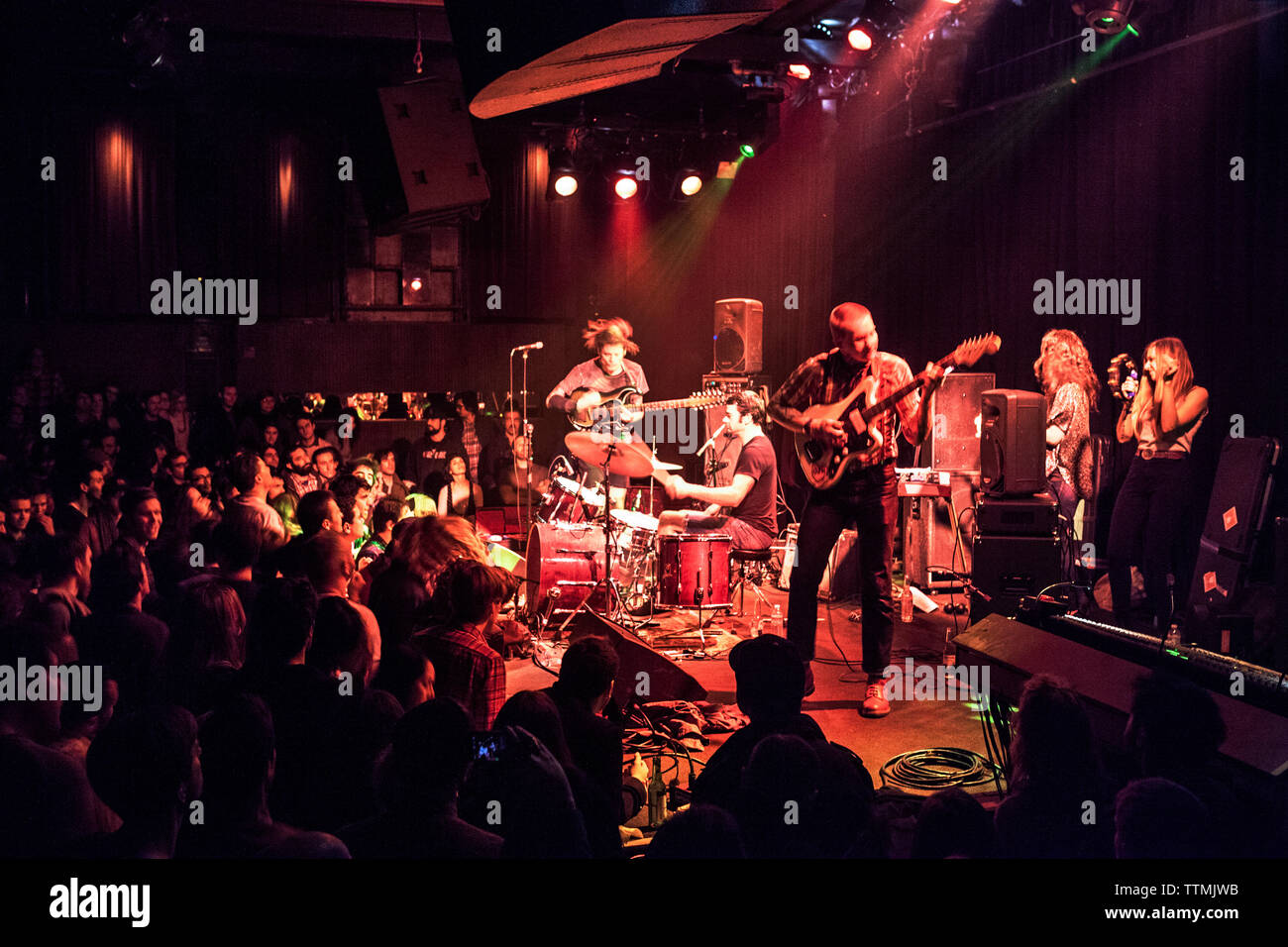 Man sees woman street hi-res stock photography and images - Alamy