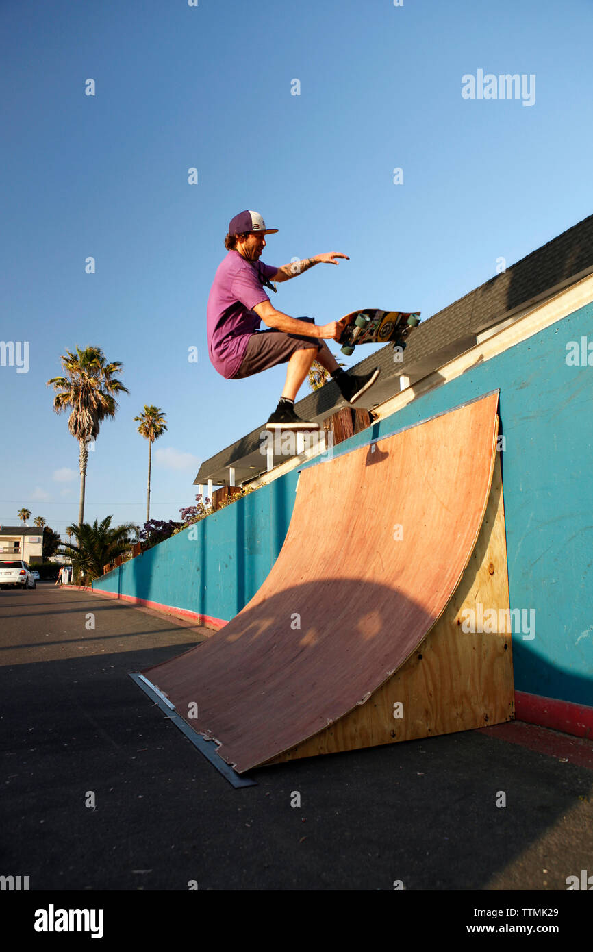 Sky brown skateboarding hi-res stock photography and images - Alamy