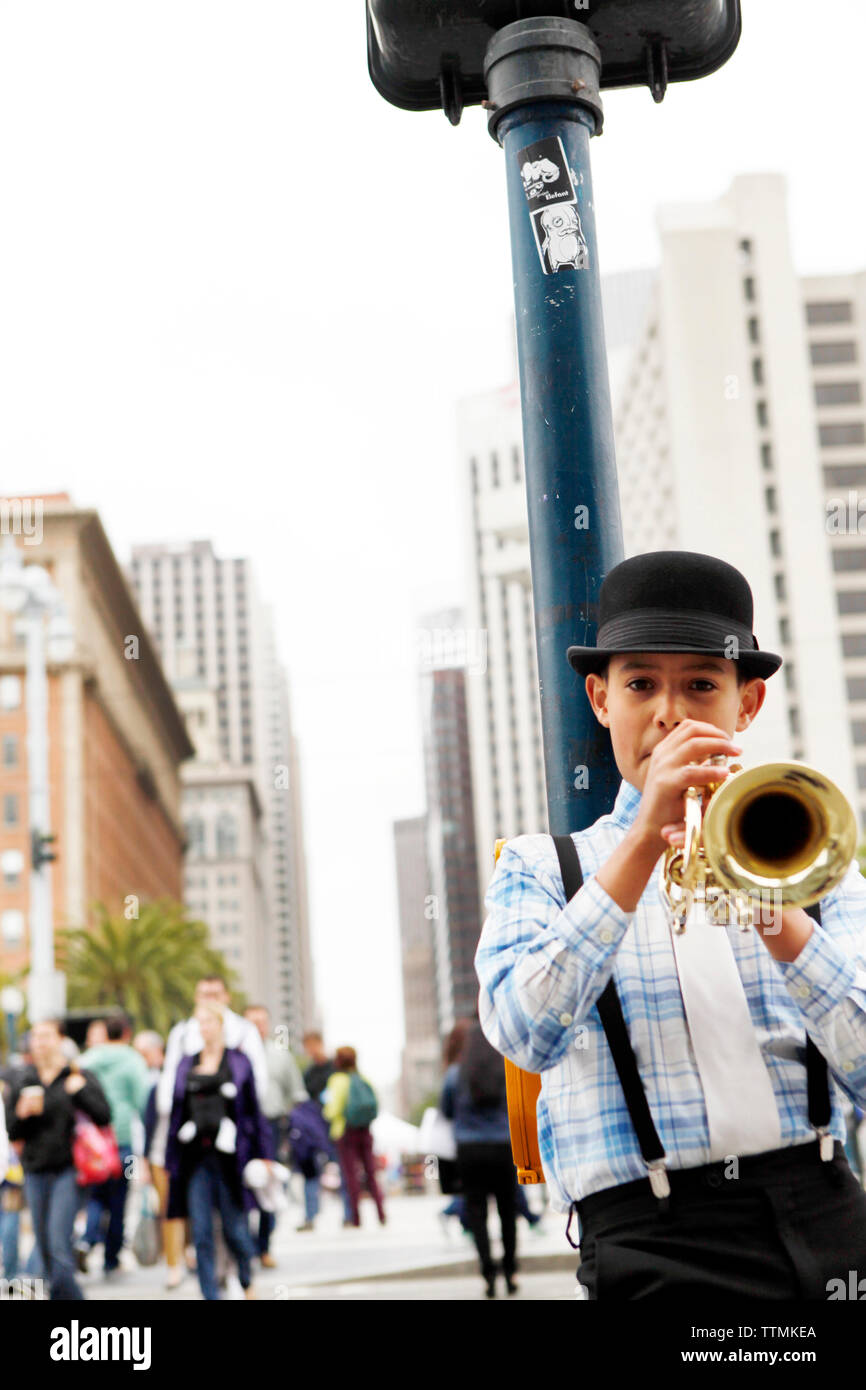 USA, California, San Francisco, the Embarcadero, a young street ...