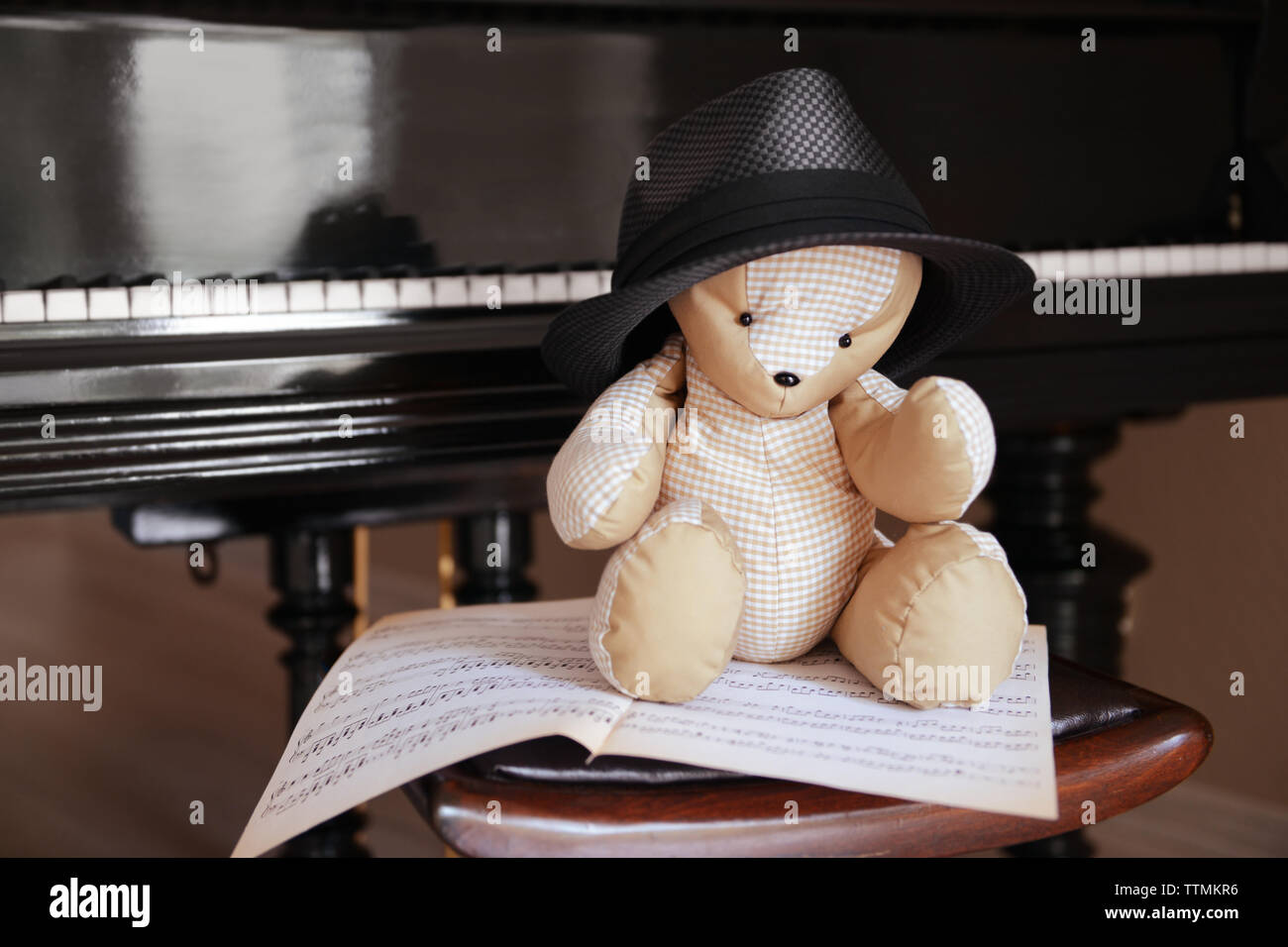 Teddy bear sitting on chair hi-res stock photography and images - Alamy