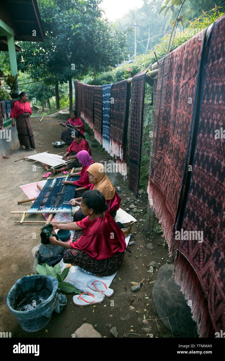 Ikat weaving indonesia hi-res stock photography and images - Alamy