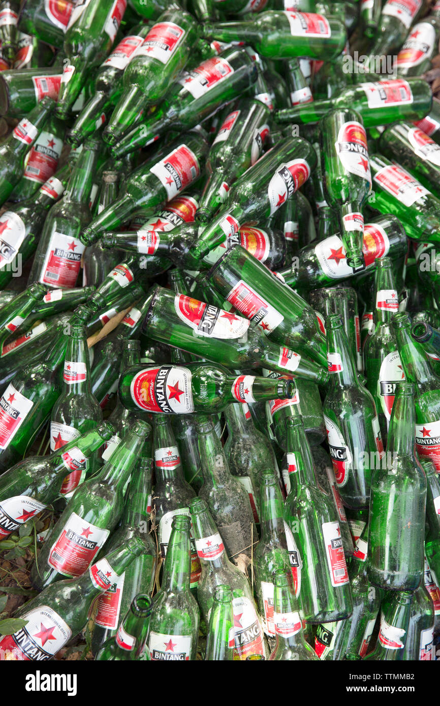 Pile empty beer bottles hi-res stock photography and images - Alamy