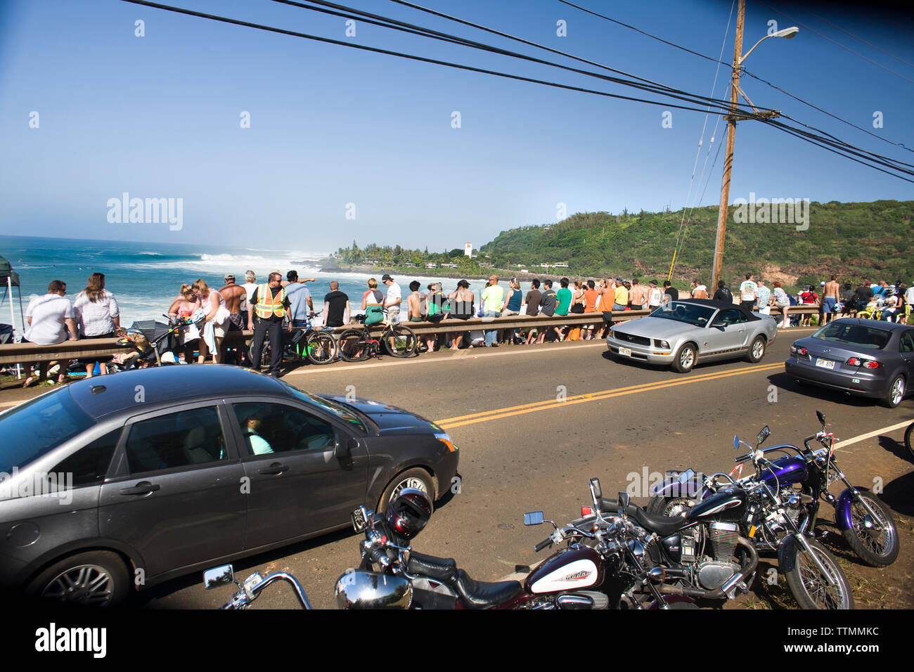 USA, Hawaii, crowd and cars, Waimea Bay, the Eddie Aikau surf ...