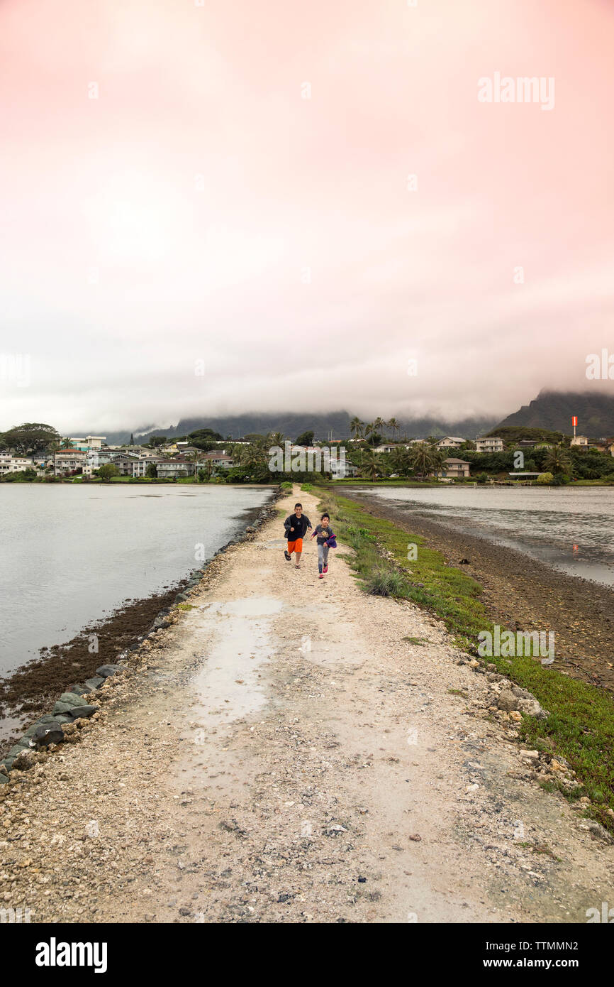 USA, Oahu, Hawaii, the son and daughter of Jujitsu martial arts fighter ...