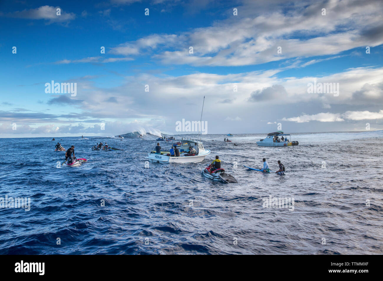 Pe'ahi wave women hi-res stock photography and images - Alamy