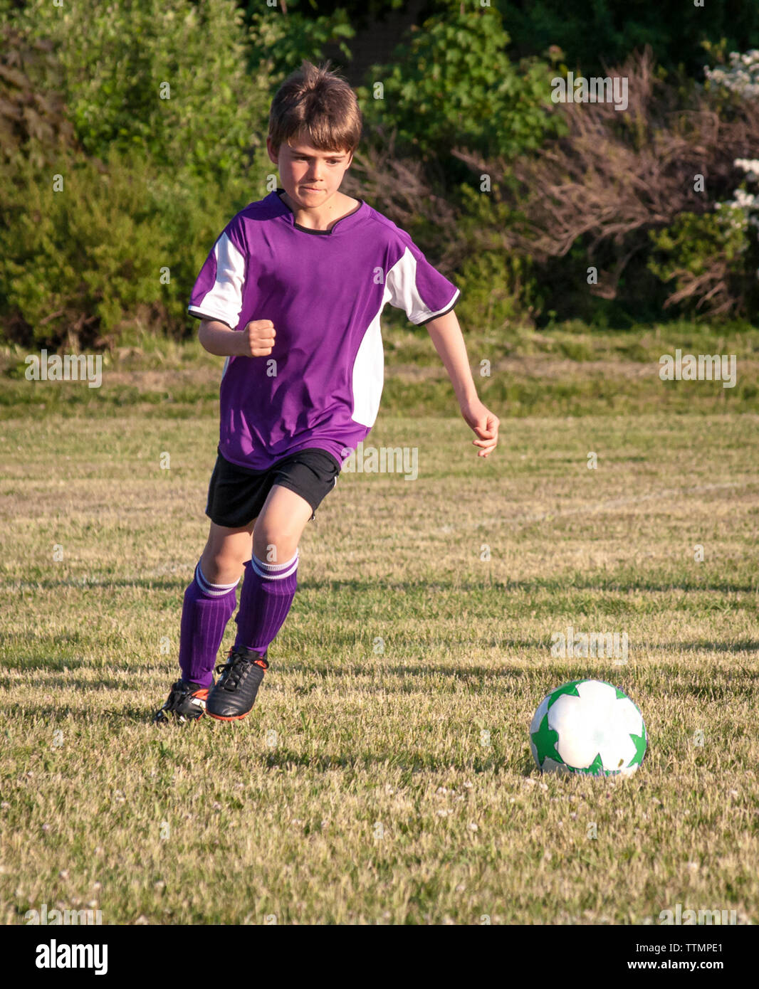Boy playing soccer hi-res stock photography and images - Alamy