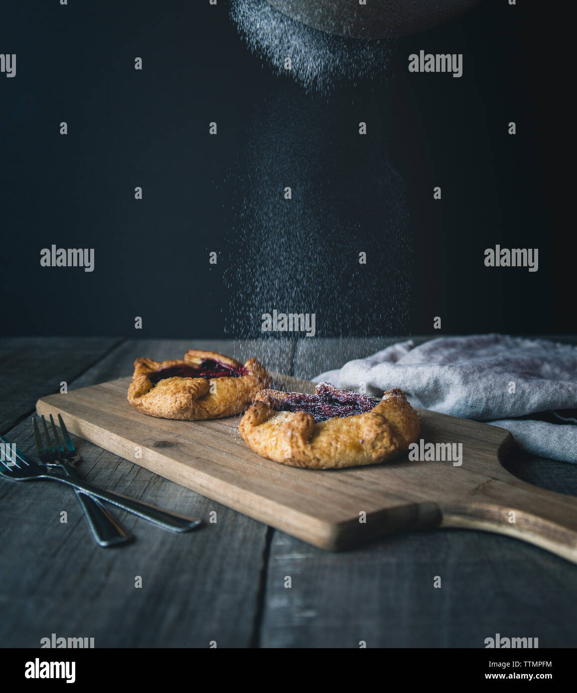 Sprinkling sugar hi-res stock photography and images - Alamy