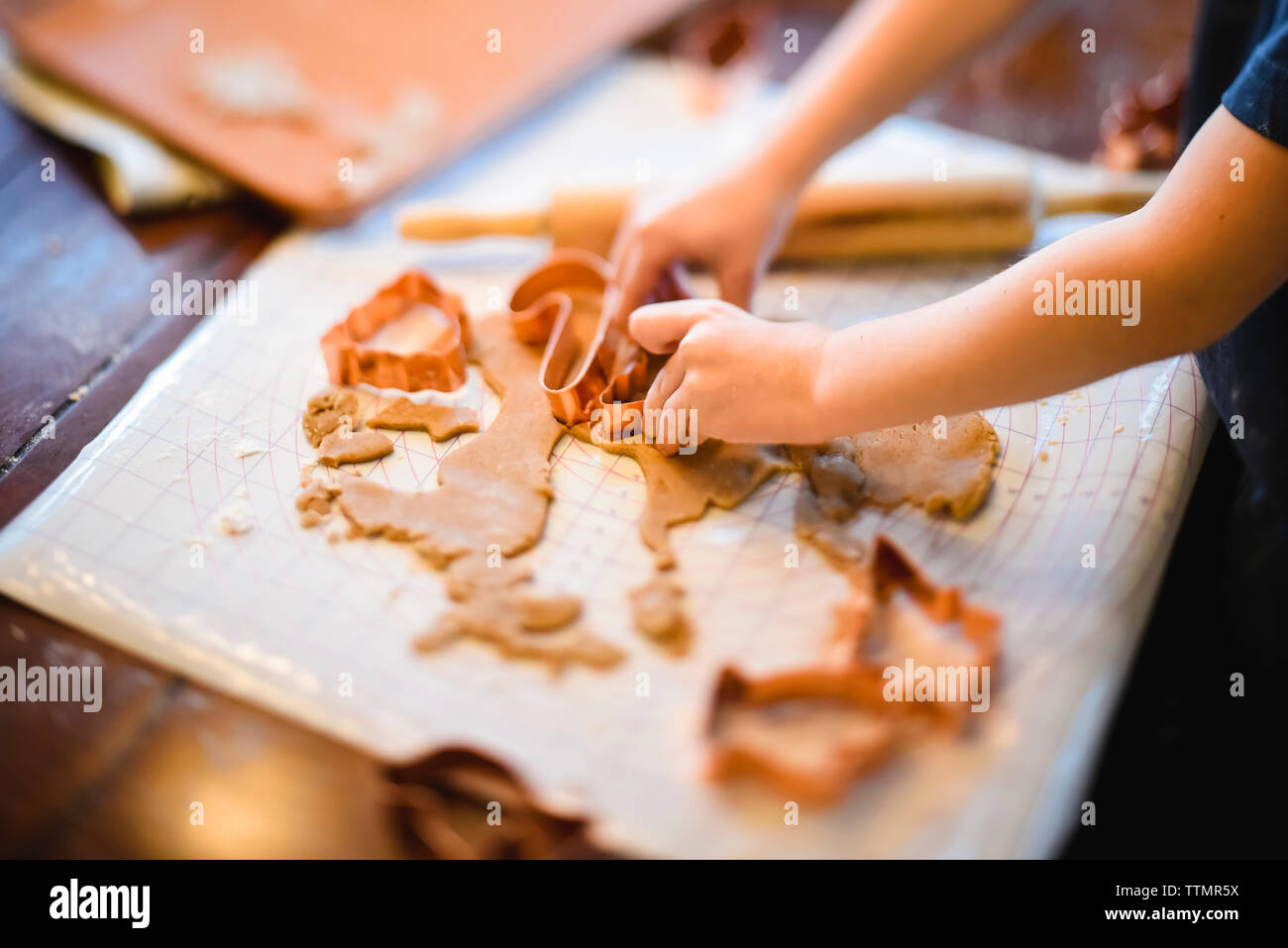 Pushing table hi-res stock photography and images - Alamy