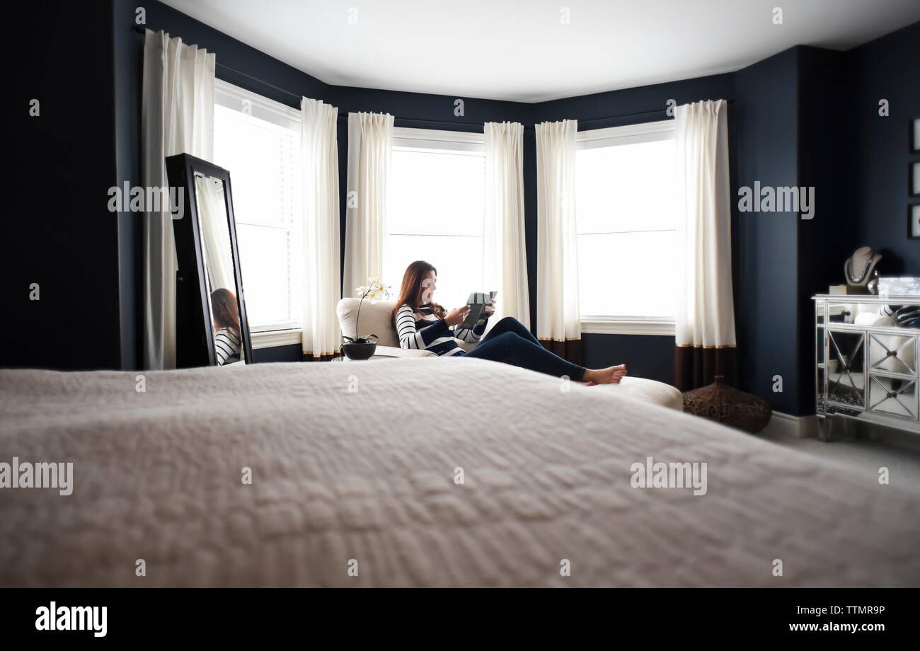 Female reading sitting in chair hi-res stock photography and images - Alamy