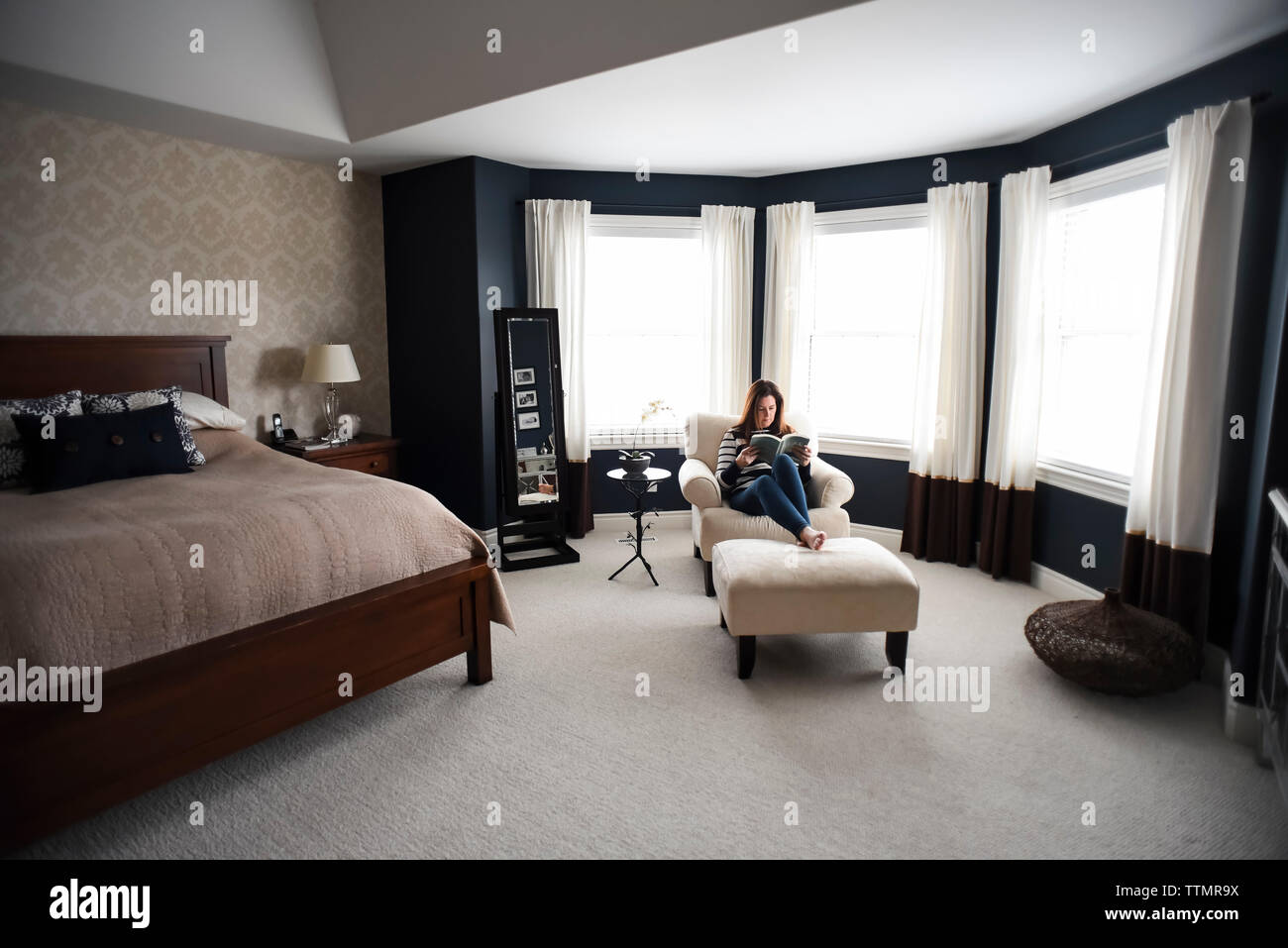 Sitting in chair hi-res stock photography and images - Alamy