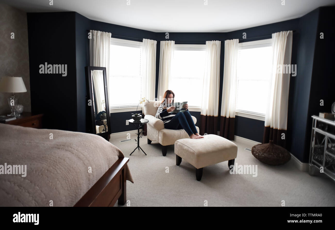 Female reading sitting in chair hi-res stock photography and images - Alamy