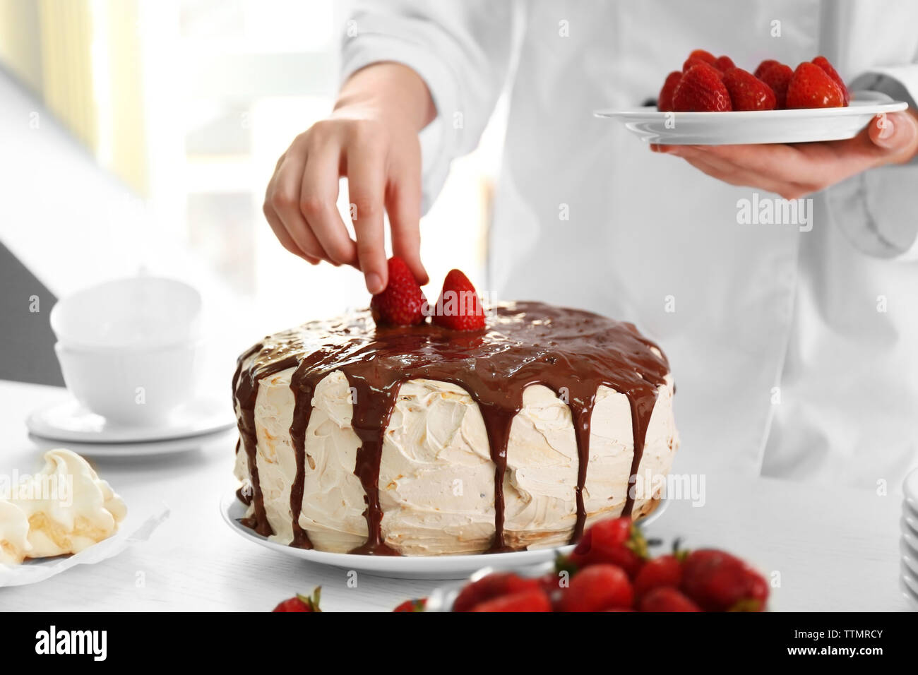 Female chef making caramel cake Stock Photo - Alamy