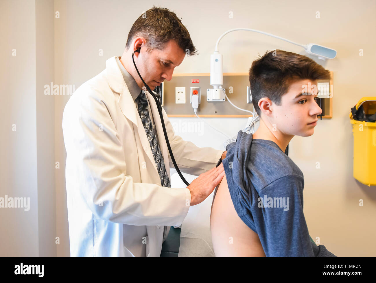 Teenage patient professional doctor table hi-res stock photography and ...