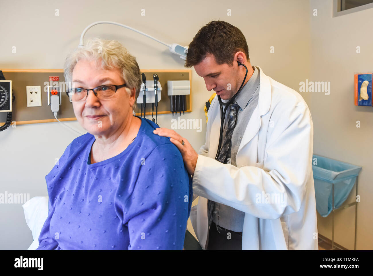 Listening stethoscope hi-res stock photography and images - Alamy