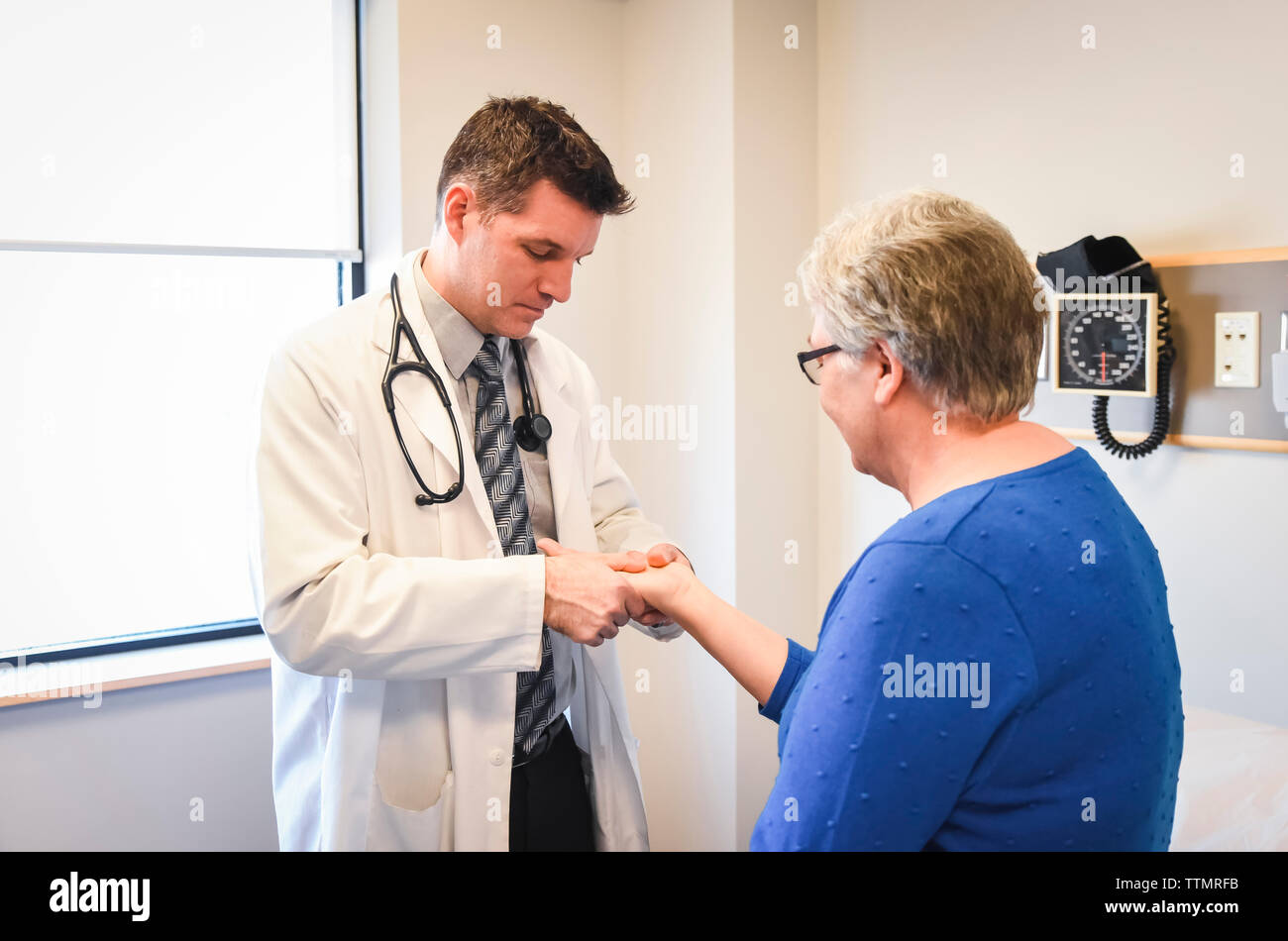 Doctor examining patient with stethoscope hi-res stock photography and ...