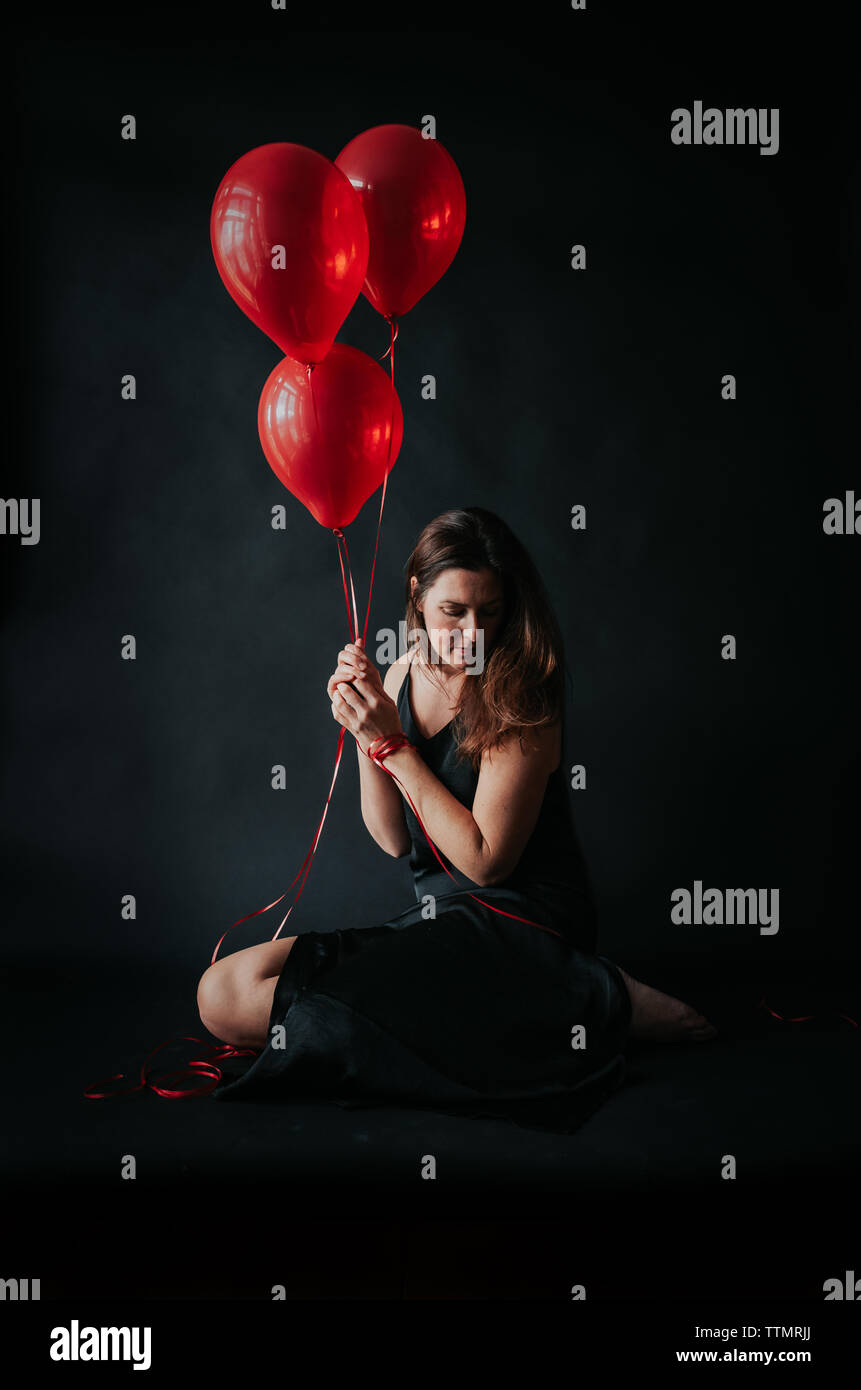 Black moody backdrop hi-res stock photography and images - Alamy