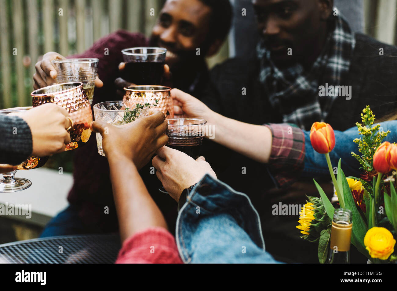 Man woman toasting drinks hi-res stock photography and images - Alamy