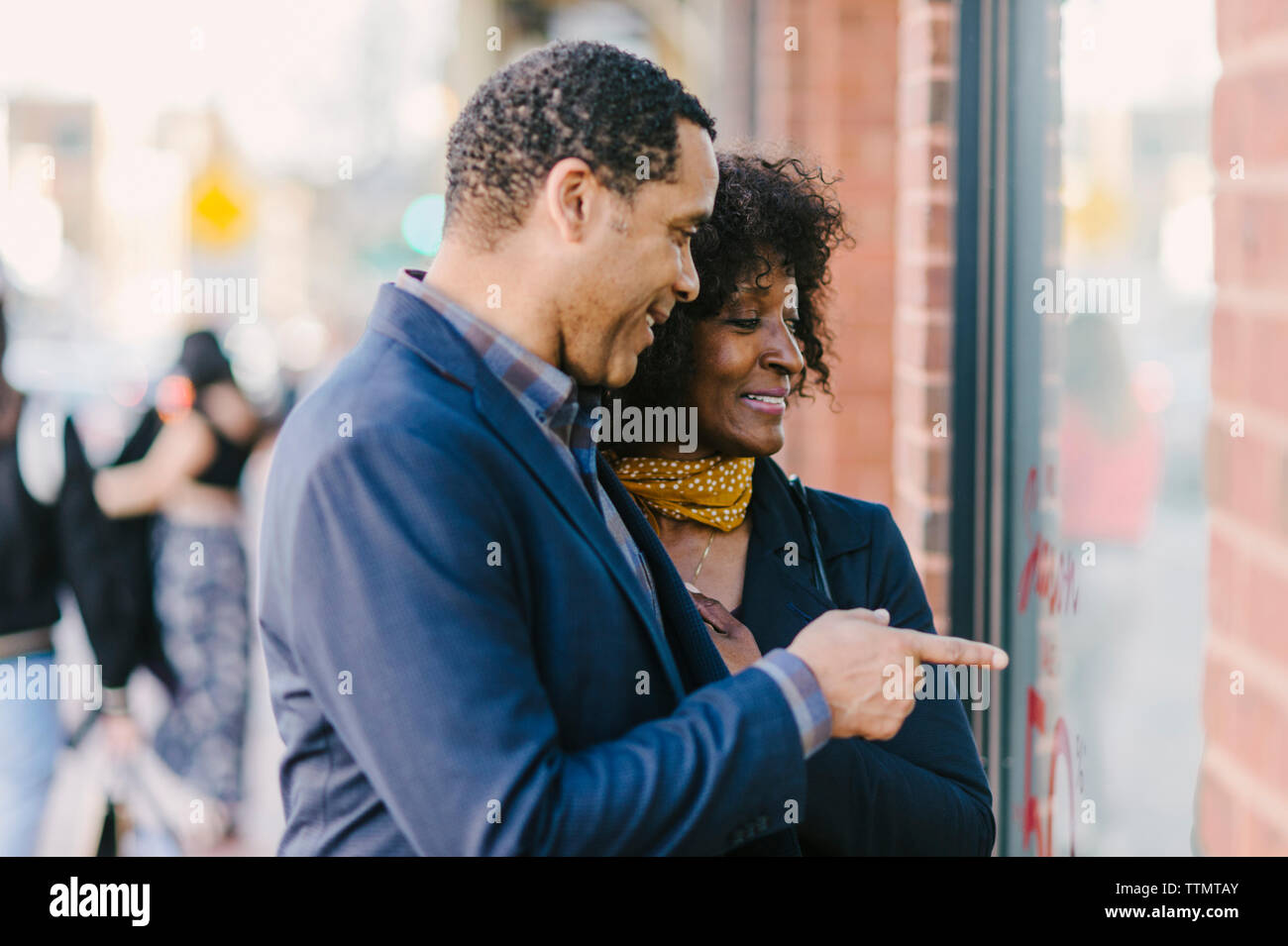Couple doing window shopping hi-res stock photography and images - Alamy
