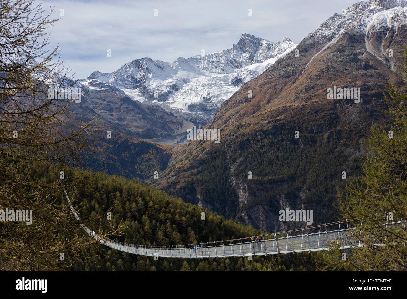 Rope bridge mountains hi-res stock photography and images - Alamy