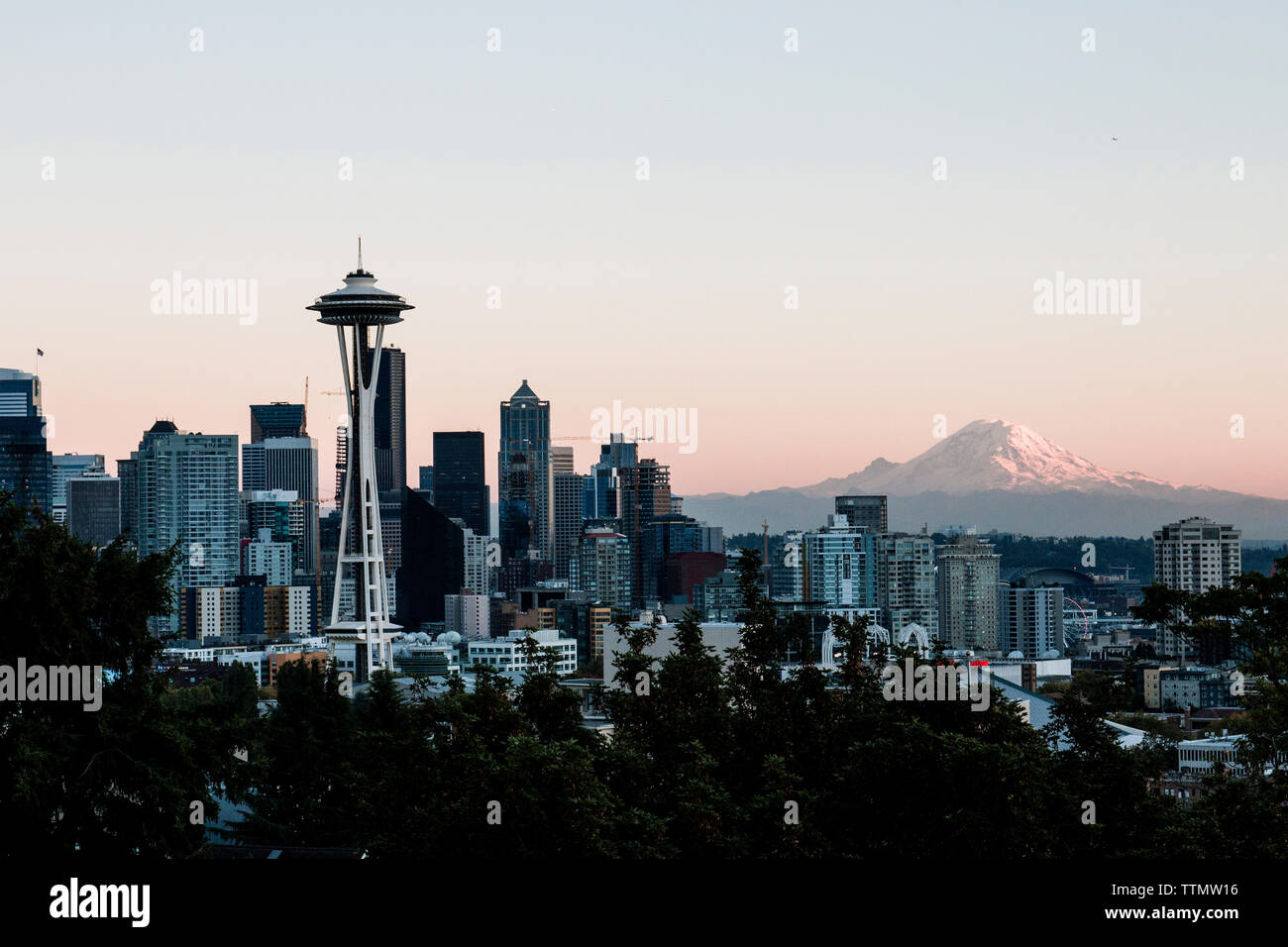 Seattle skyline during sunset hi-res stock photography and images - Alamy