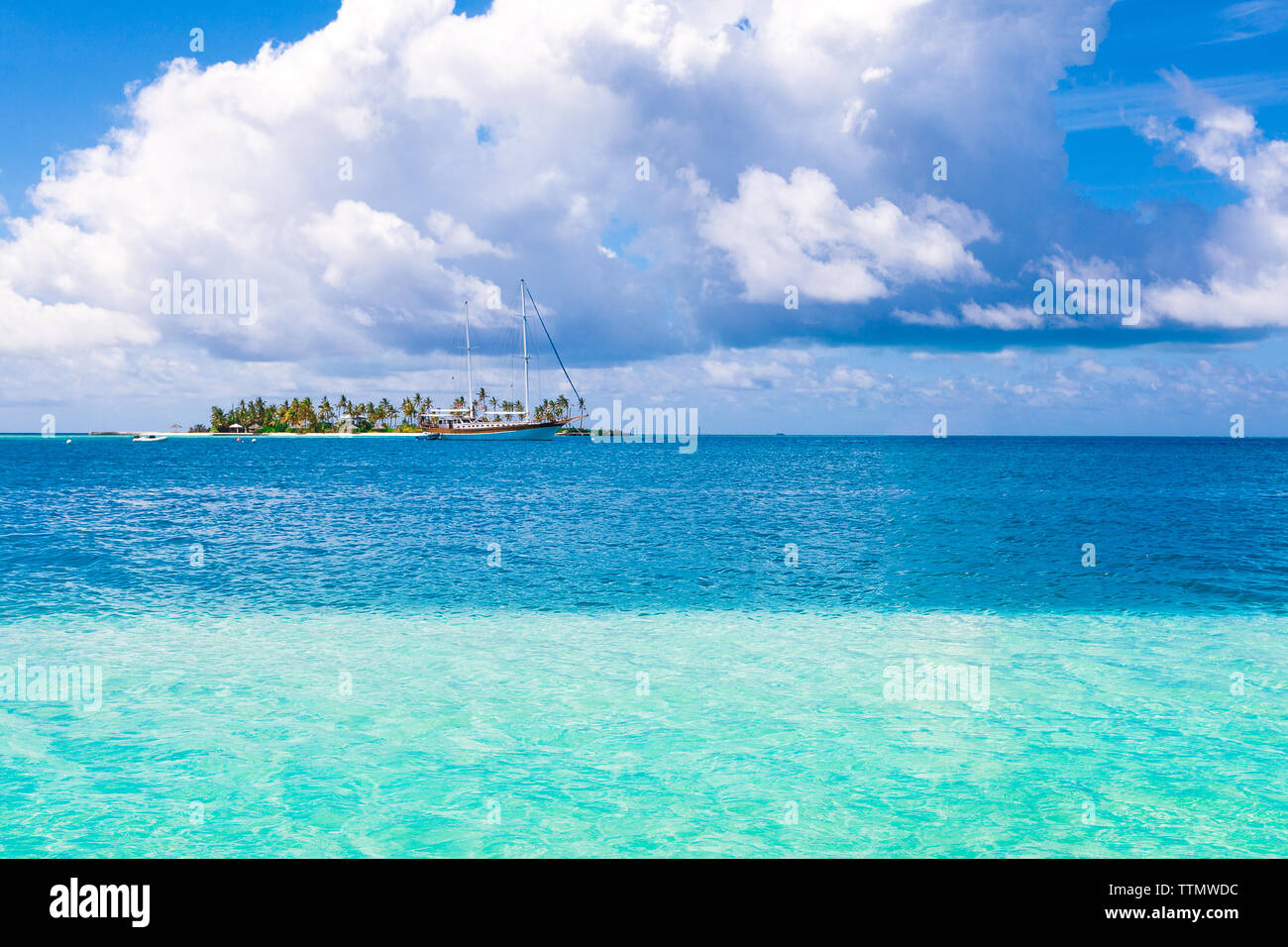 Beautiful landscape of tropical island and sail cruise yacht, Maldives ...