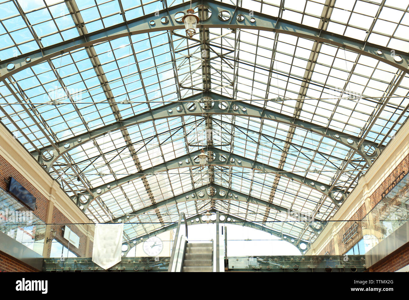 Interior and large roof in Shopping Mall Stock Photo - Alamy