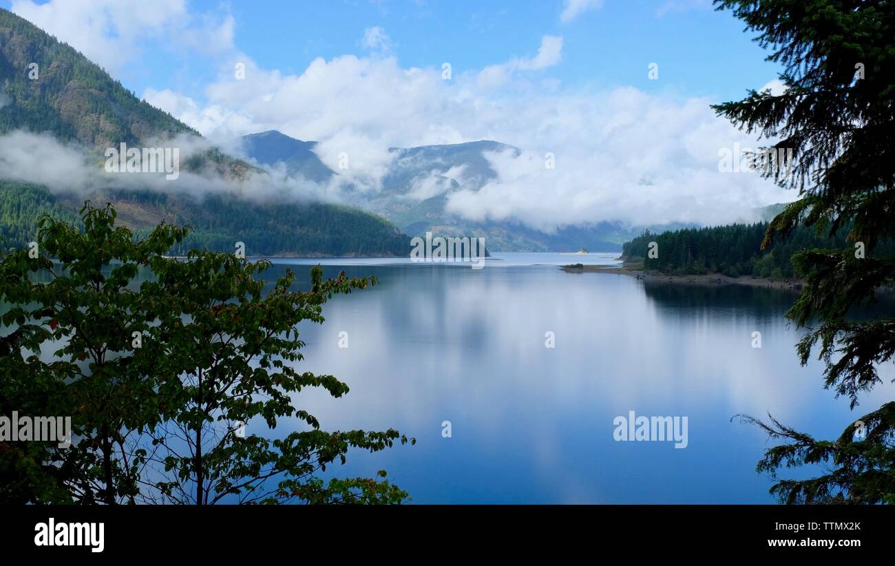 Smooth water mountain lake hi-res stock photography and images - Alamy