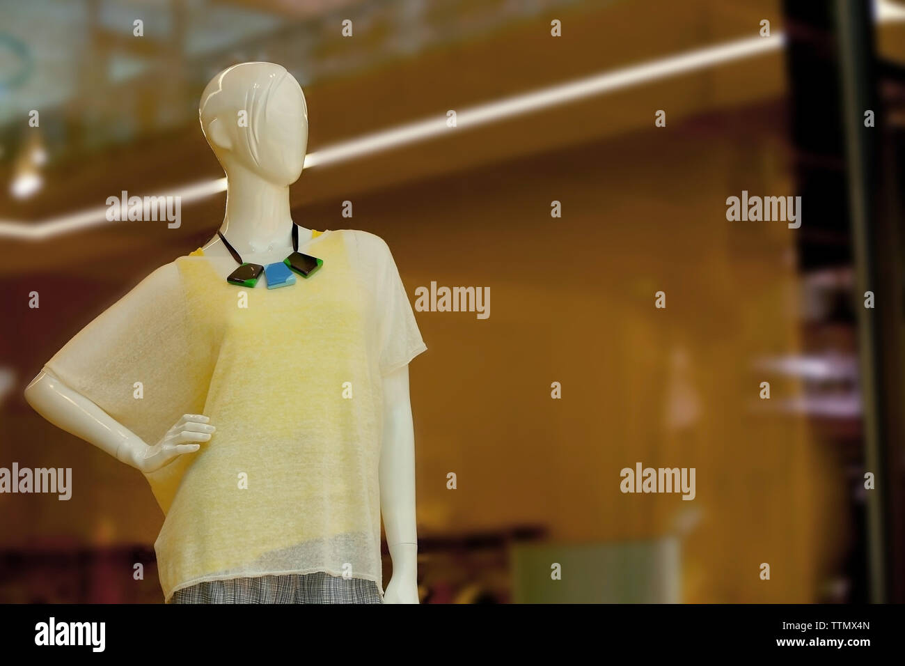 Mannequin in shop windows Stock Photo - Alamy