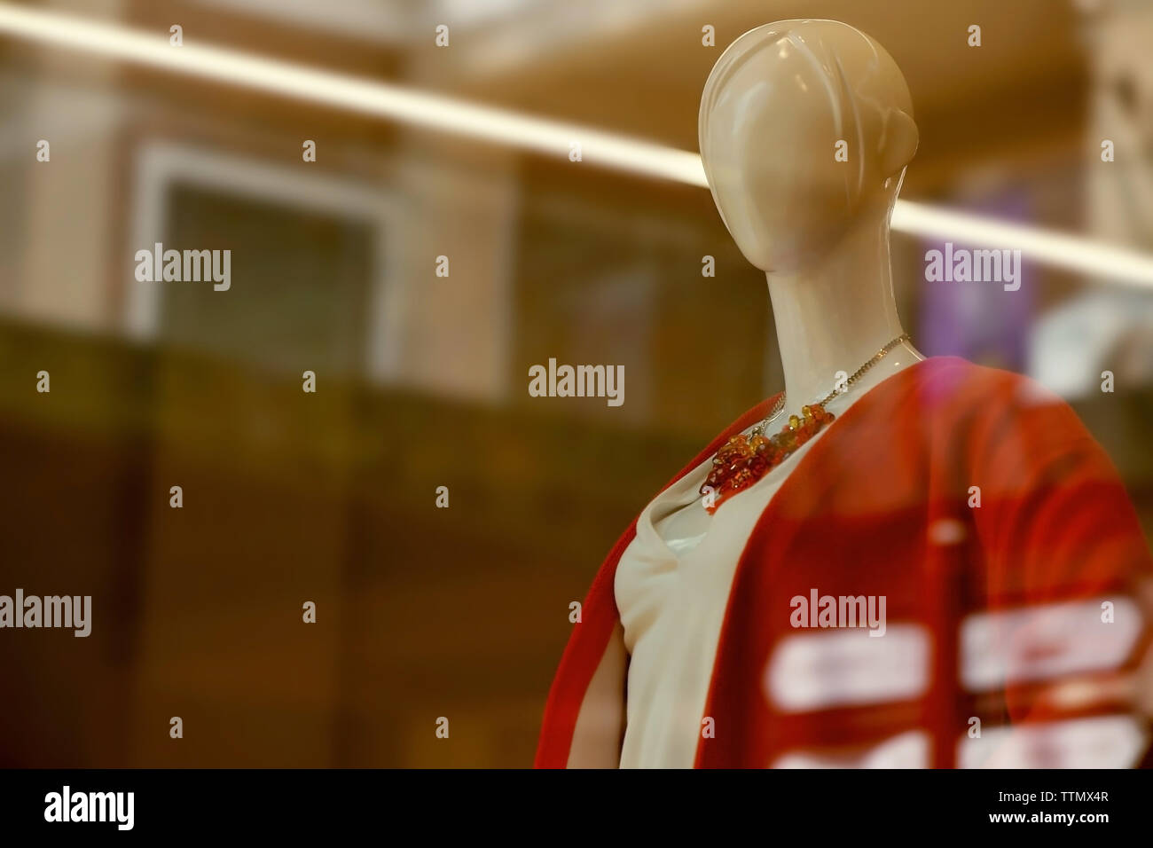 Mannequin in shop windows Stock Photo - Alamy
