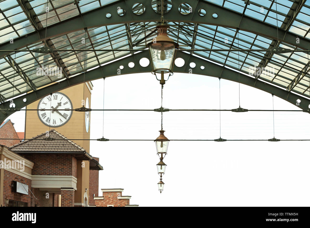 Interior and large roof in Shopping Mall Stock Photo - Alamy