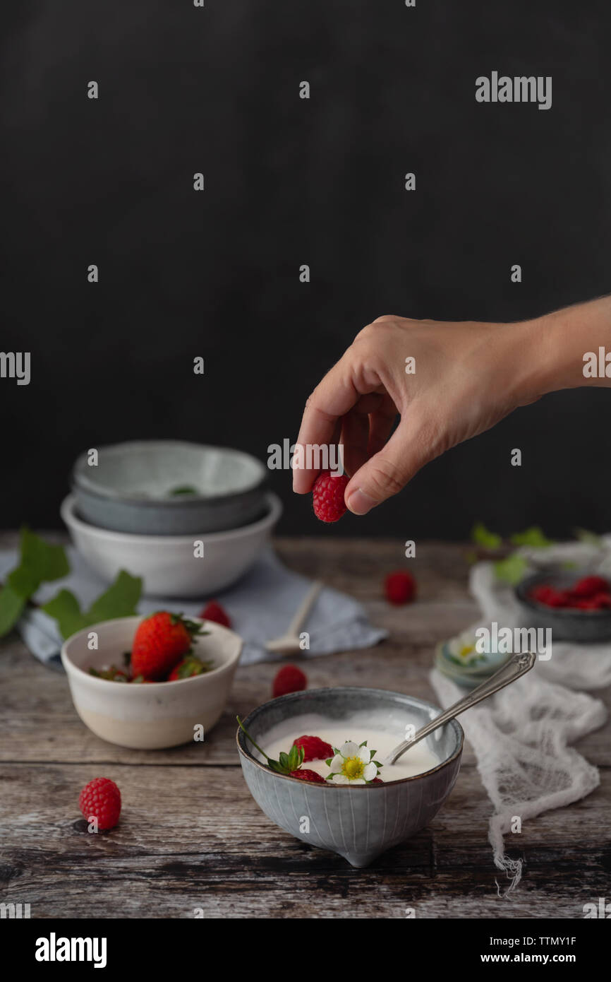 hand with a raspberry Stock Photo - Alamy