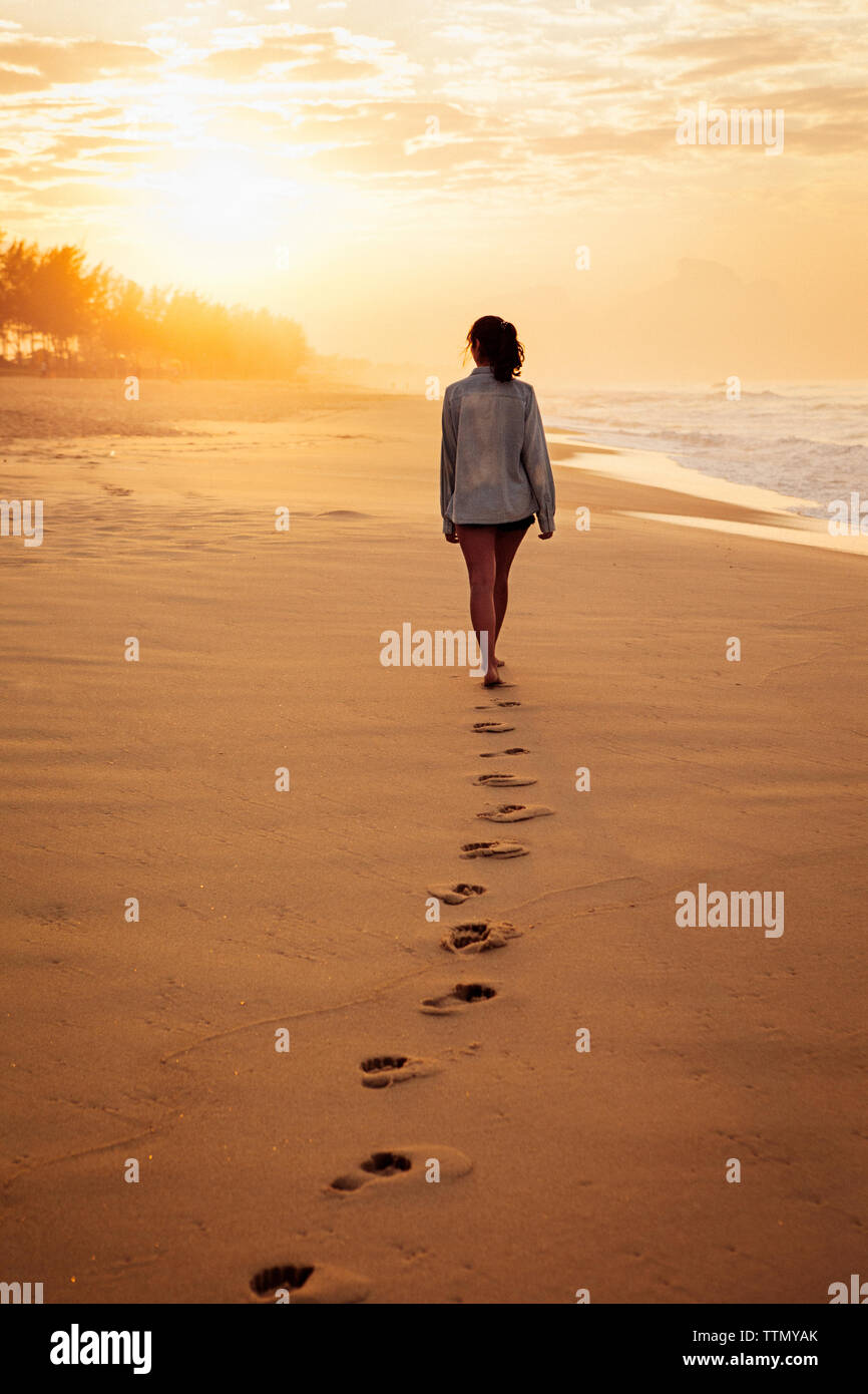 Woman in denim jacket on hi-res stock photography and images - Alamy