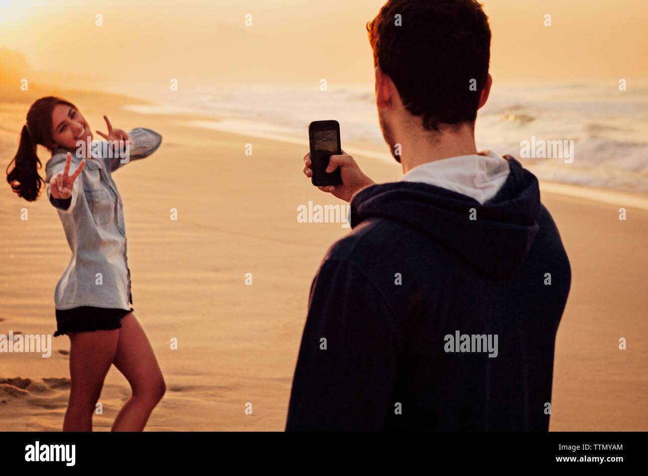 Couple photographing beach hi-res stock photography and images - Alamy